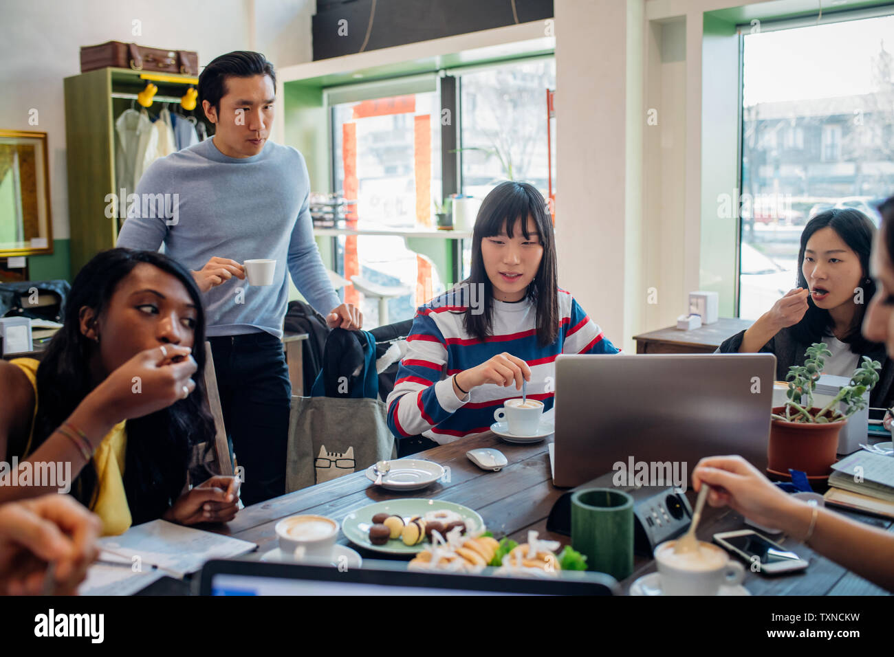 Business team working lunch hi-res stock photography and images - Alamy