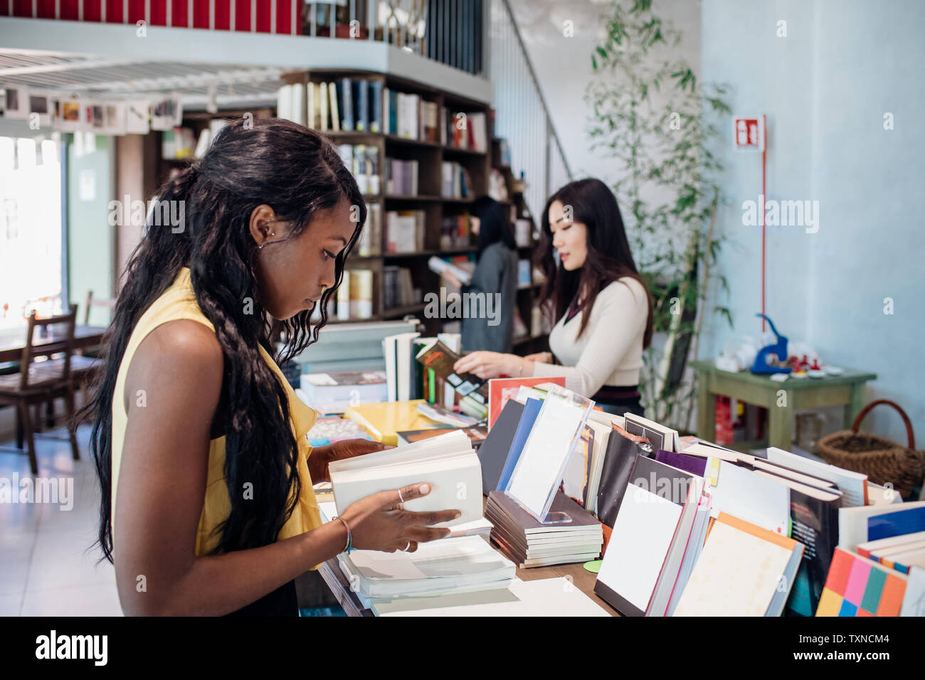 Browsing books hi-res stock photography and images - Alamy