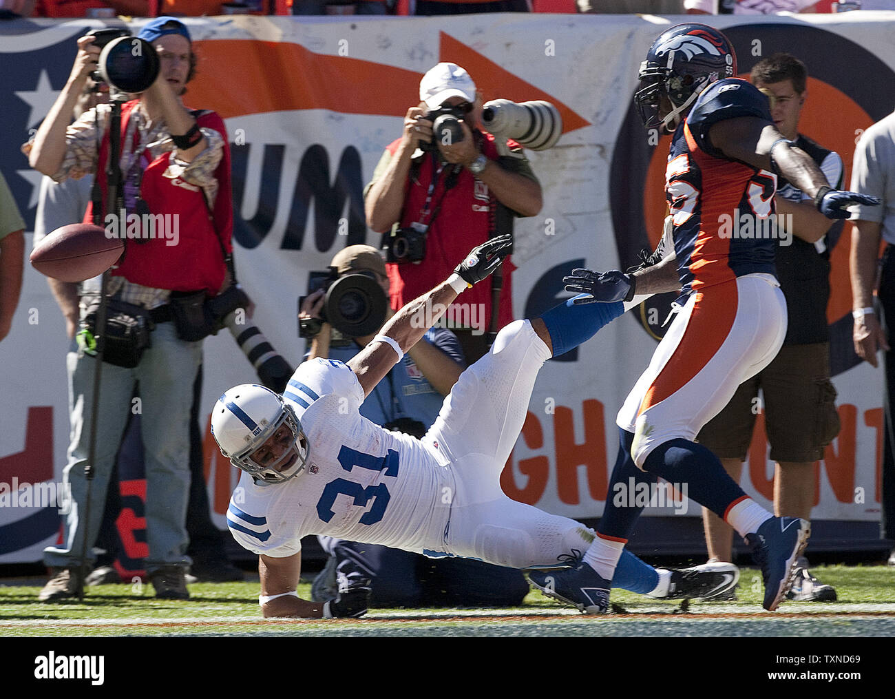 Denver broncos linebacker d j williams hi-res stock photography and ...