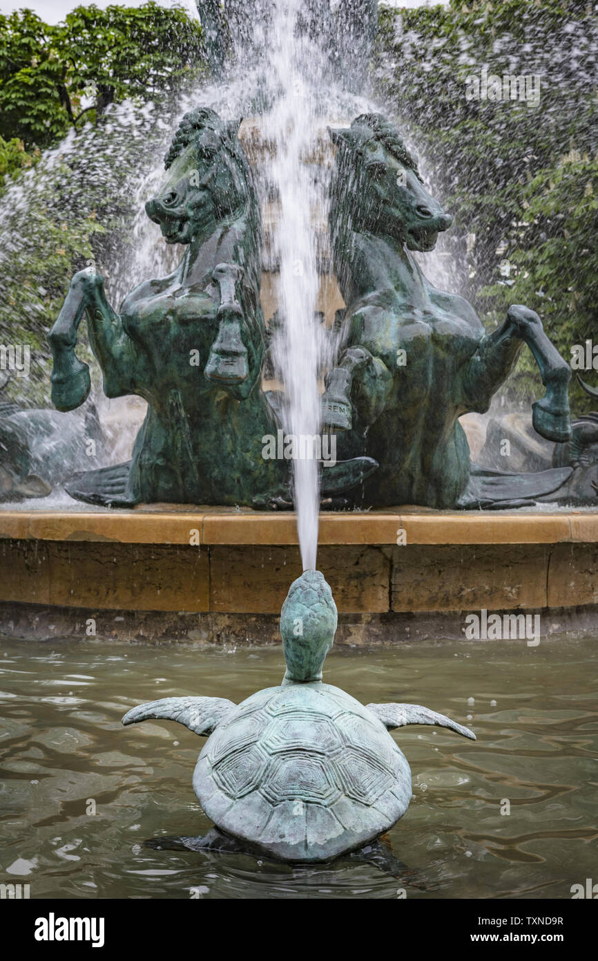 Water feature with statues of turtle and horses, Jardin du Luxembourg ...