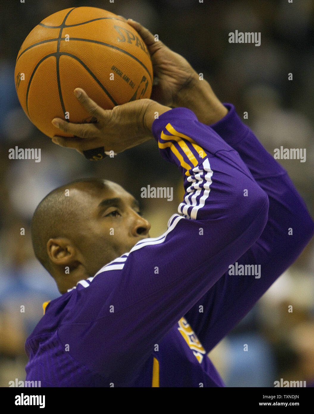 Los Angeles Lakers Kobe Bryant warms up at the Pepsi Center in Denver ...