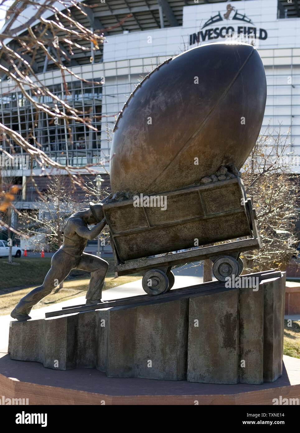 Bronze football sculptures hi-res stock photography and images - Alamy
