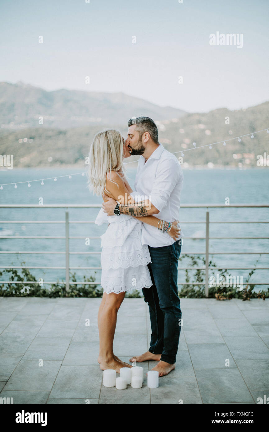 Couple full body kissing hi-res stock photography and images - Alamy
