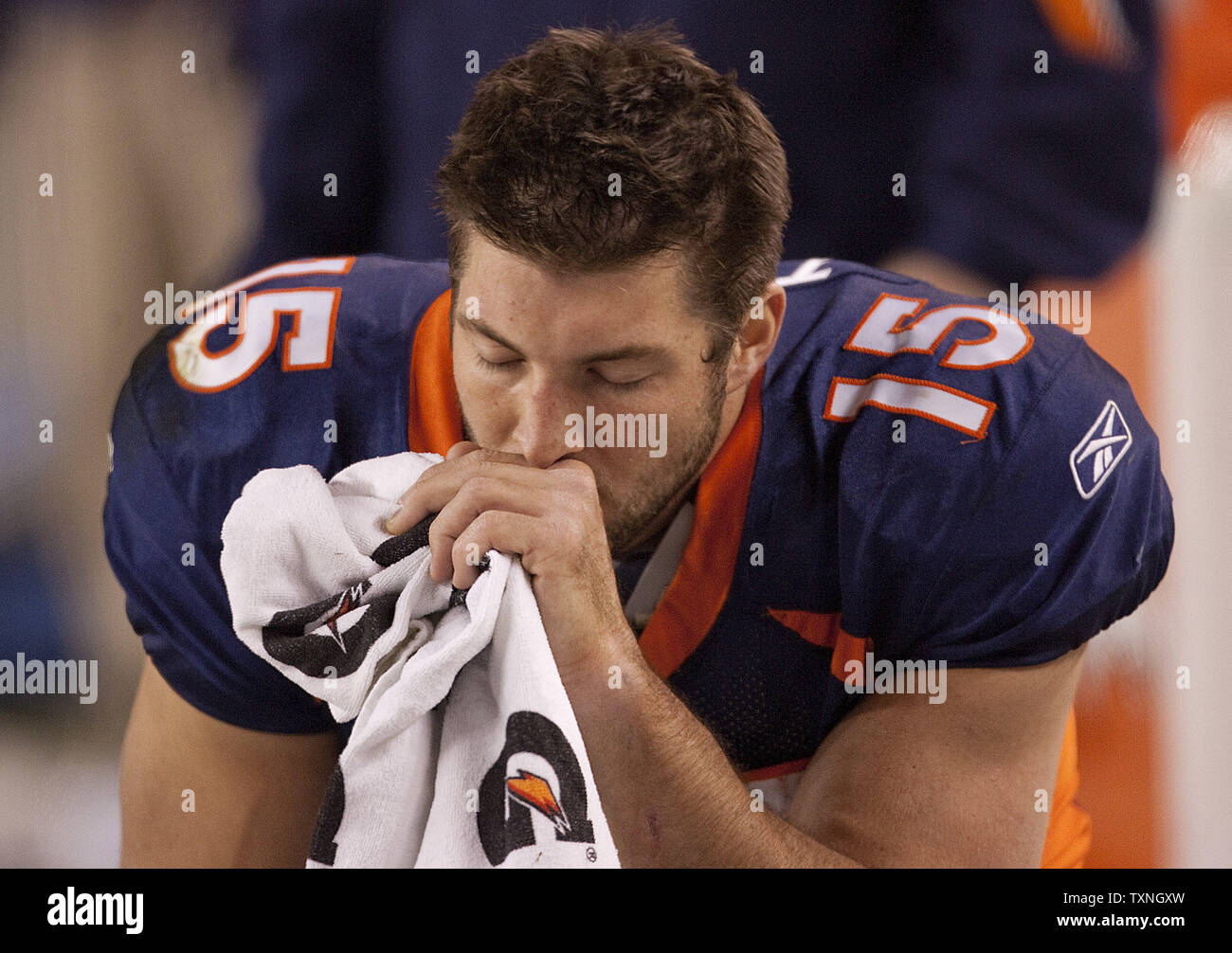 Tim tebow kneeling hi-res stock photography and images - Alamy Tim tebow kneeling hi-res stock photography and images - Alamy