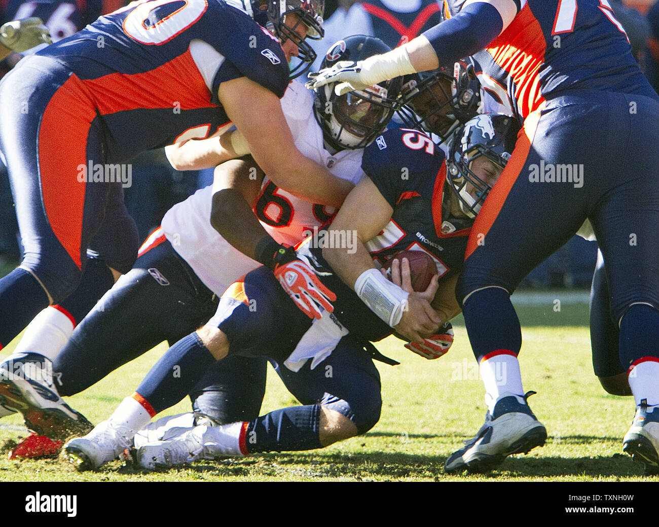 Chicago bears defensive tackle henry melton hi-res stock photography ...