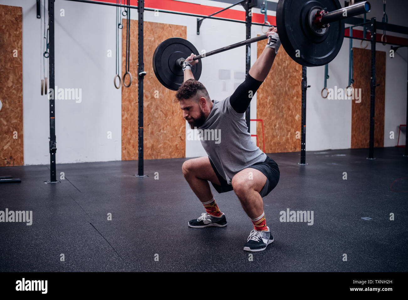 Man squatting gym hi-res stock photography and images - Alamy