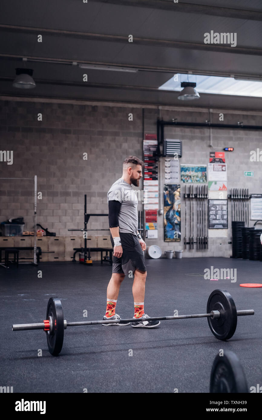 Man working out in gym hi-res stock photography and images - Alamy