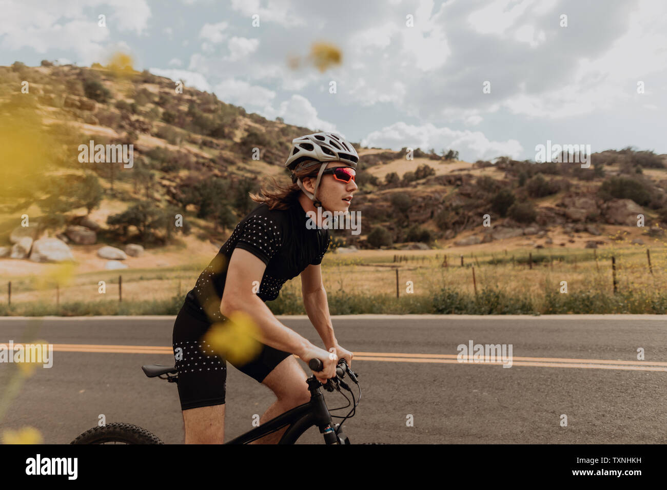 Male cyclist side view hi-res stock photography and images - Alamy