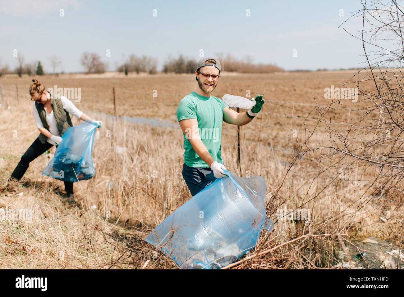 Picking rubbish up hi-res stock photography and images - Alamy