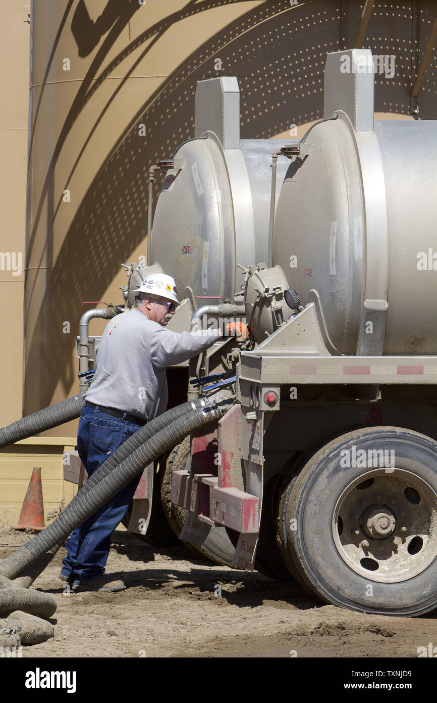 Valve truck fracking hi-res stock photography and images - Alamy