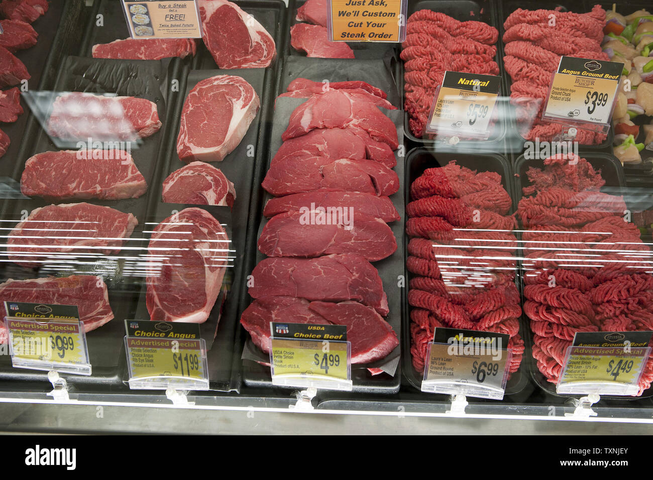 Chicken meat display case hi-res stock photography and images - Alamy