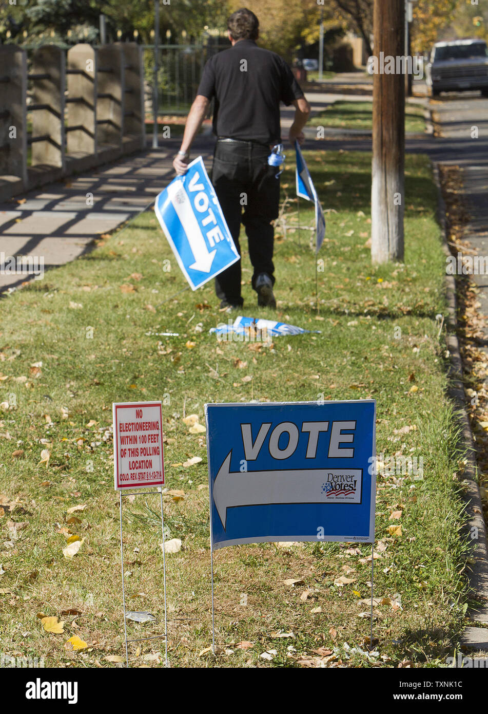 Voting signs hi-res stock photography and images - Alamy