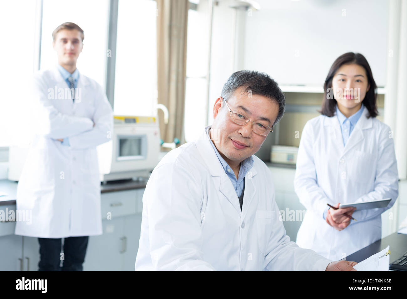 people doing chemical experiment in modern lab Stock Photo - Alamy