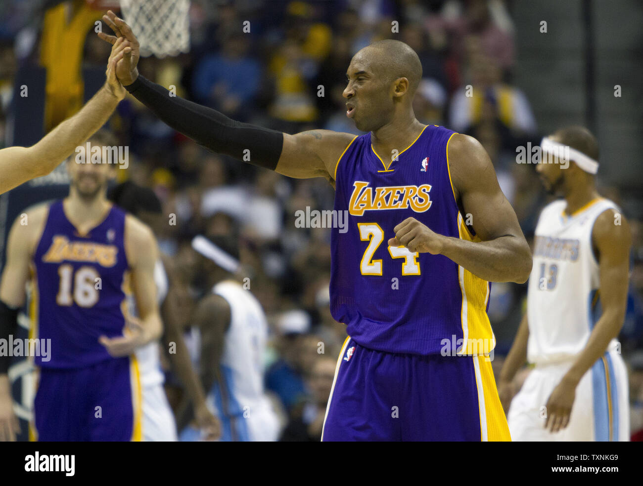 Los Angeles Lakers guard Kobe Bryant high fives a teammate in a ...