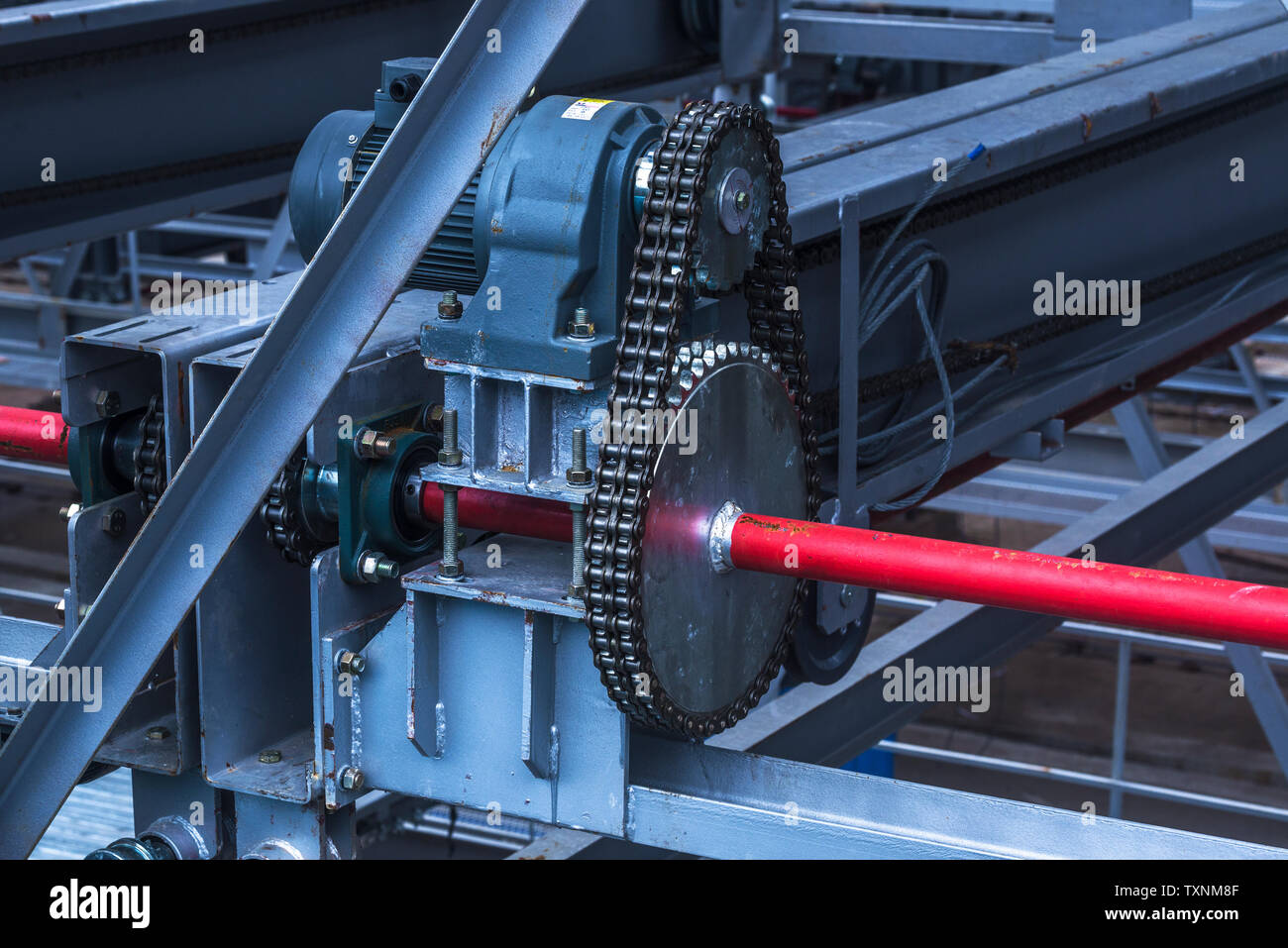 Modern industrial machinery gear with chain close-up Stock Photo - Alamy