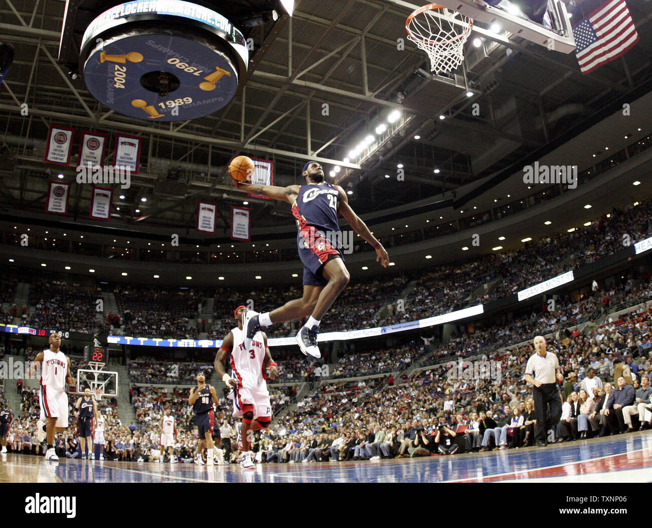 Lebron james dunk hi-res stock photography and images - Alamy