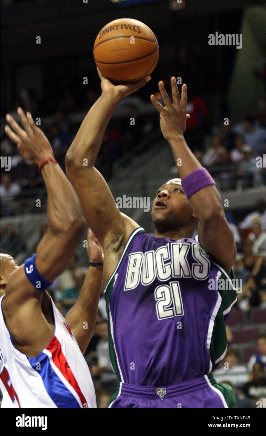 Milwaukee Bucks forward Bobby Simmons (21) puts up a shot against the ...
