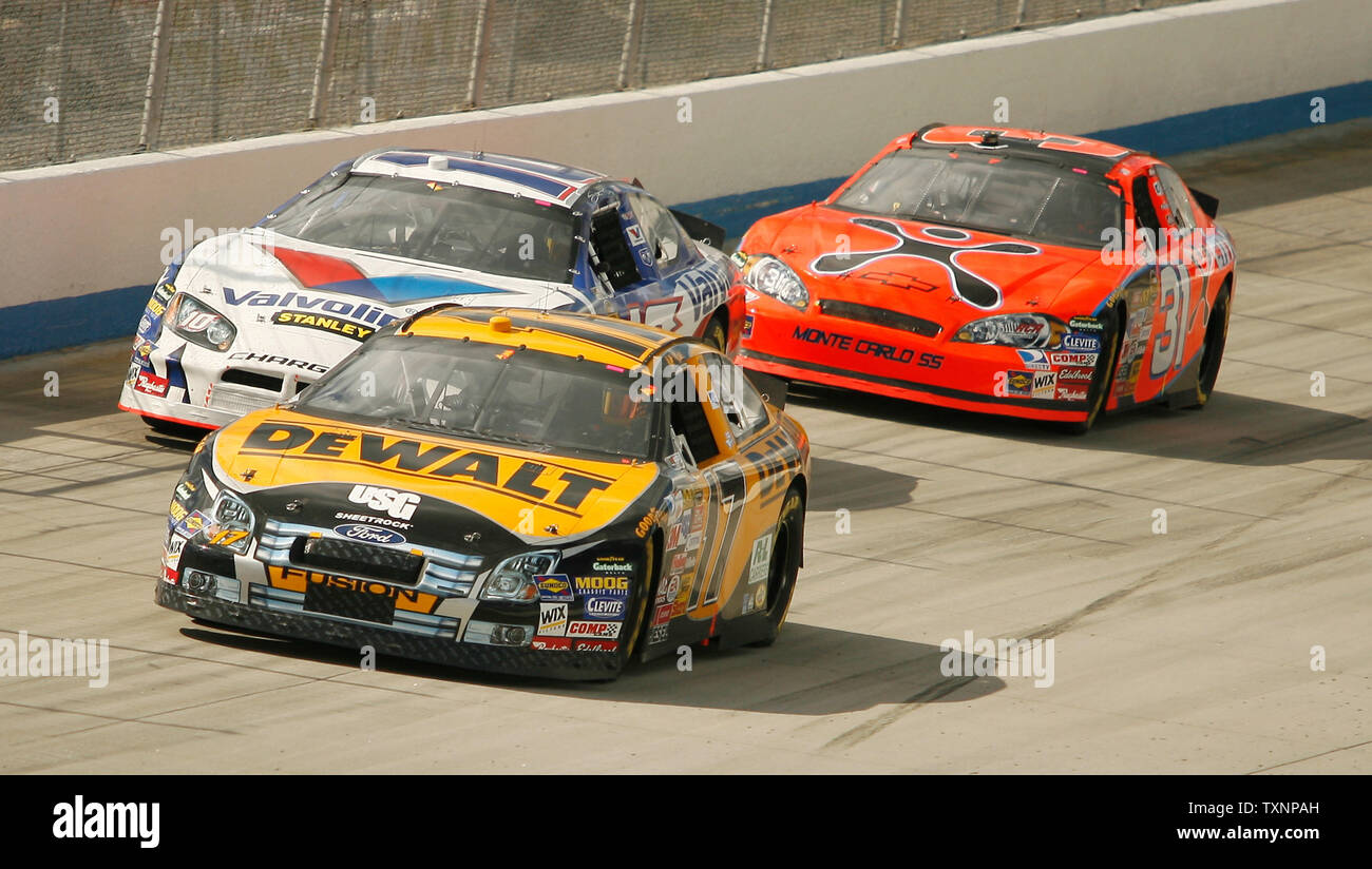 (17) Matt Kenseth holds off (31) Jeff Burton midway through Nascars ...