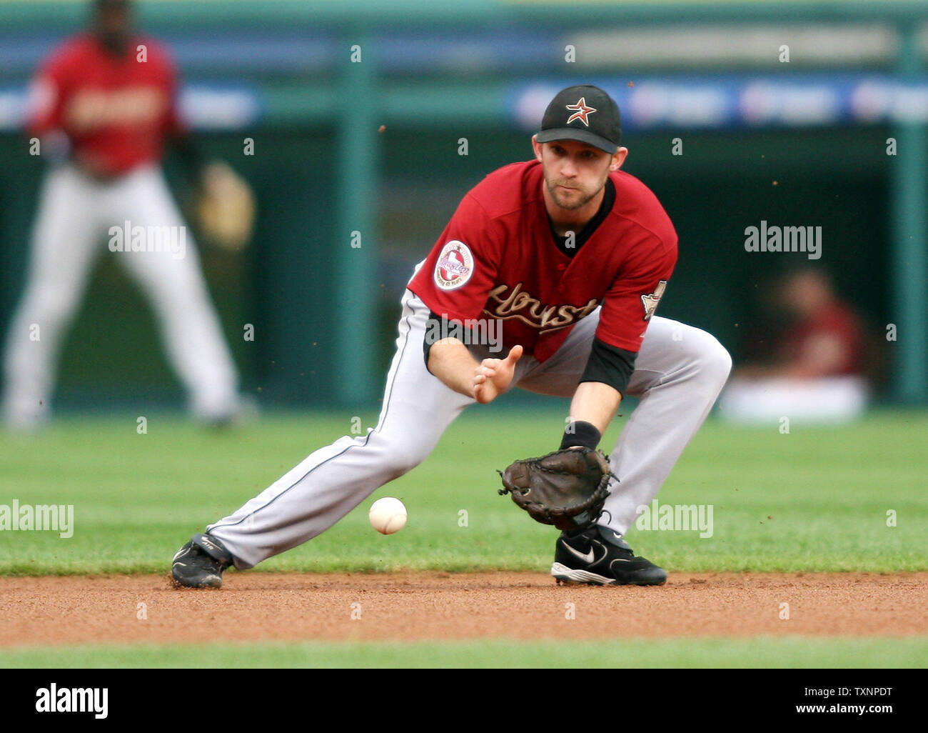Houston Astros short stop Adam Everett fields a ground ball by Detroit ...