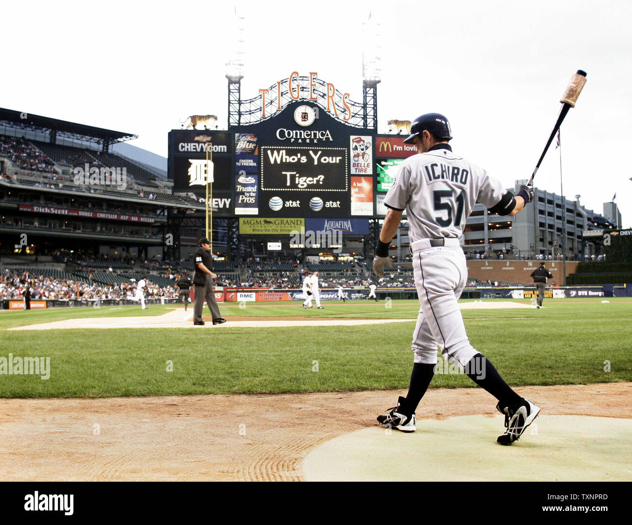 Ichiro suzuki seattle mariners stretches hi-res stock photography and ...