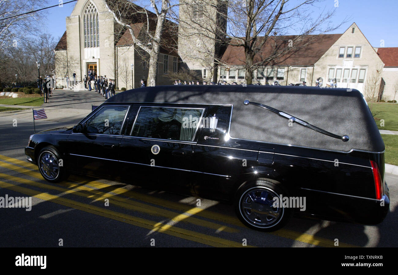 The hearse carrying the body of former president Gerald R. Ford arrives ...