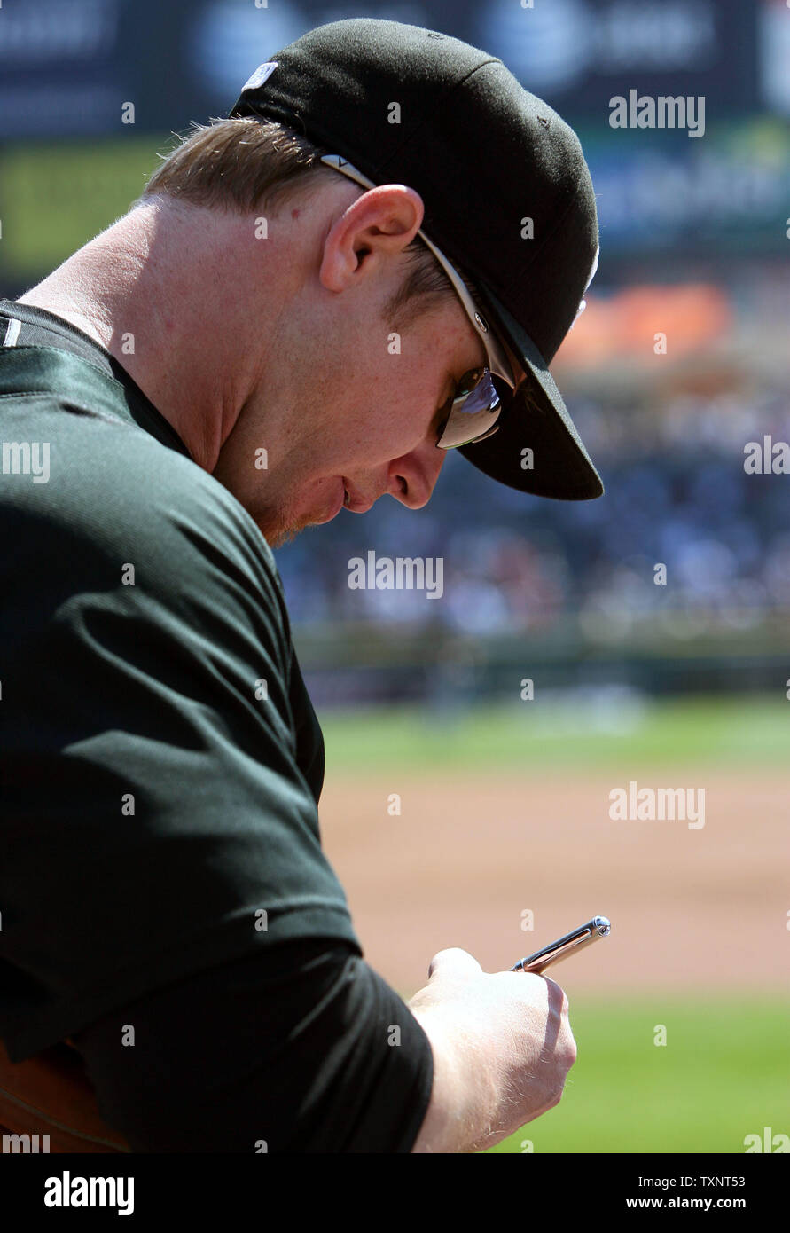 Chicago White Sox third baseman Joe Crede signs autographs prior to the ...