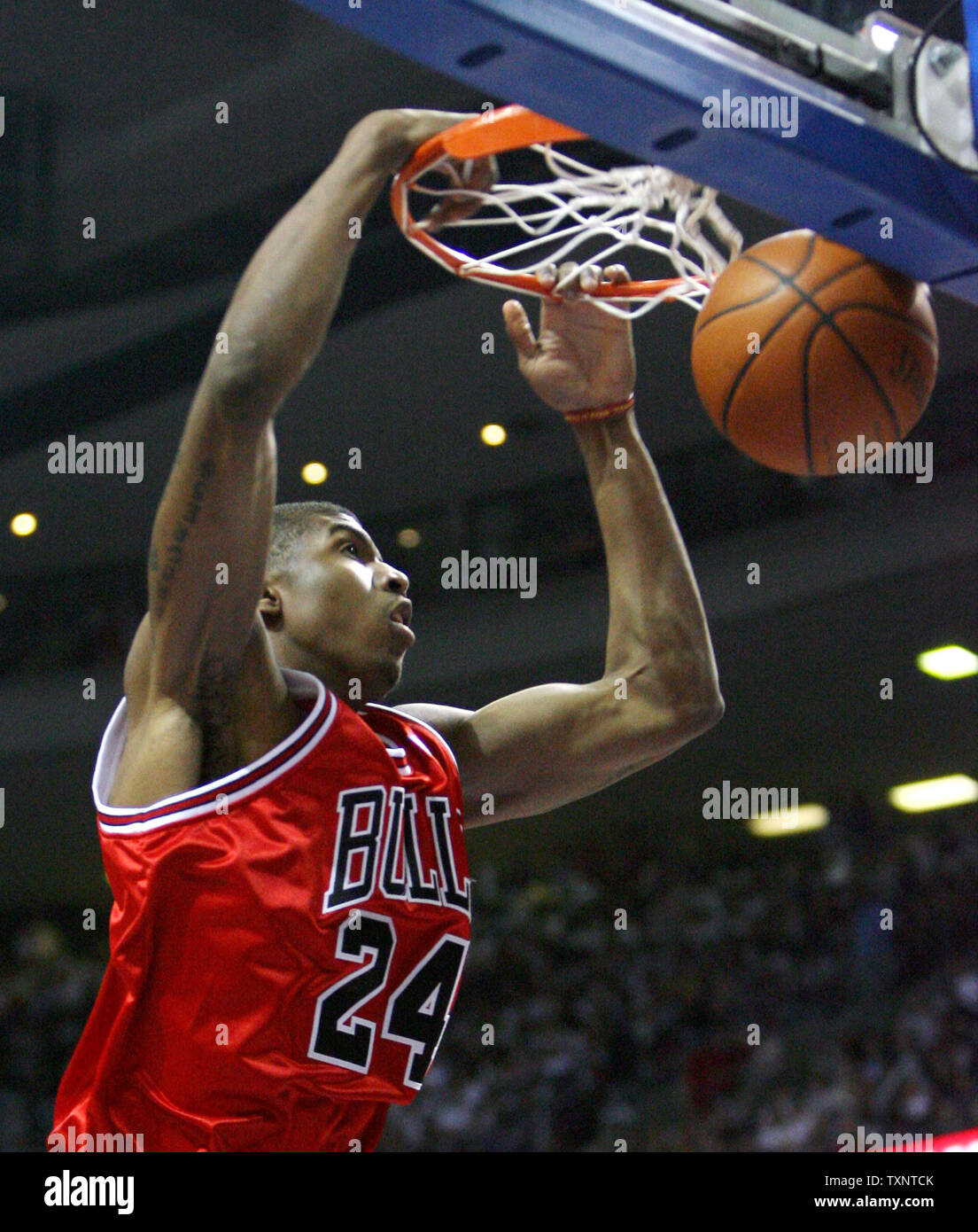 Chicago Bulls forward Tyrus Thomas (24) slam dunks the ball in the ...