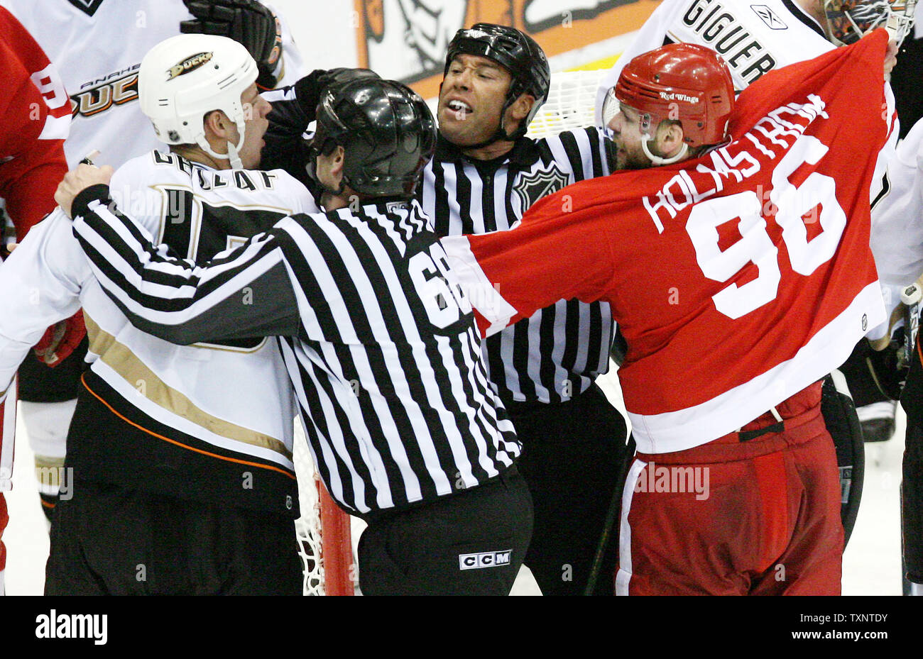 Nhl linesmen hi-res stock photography and images - Alamy
