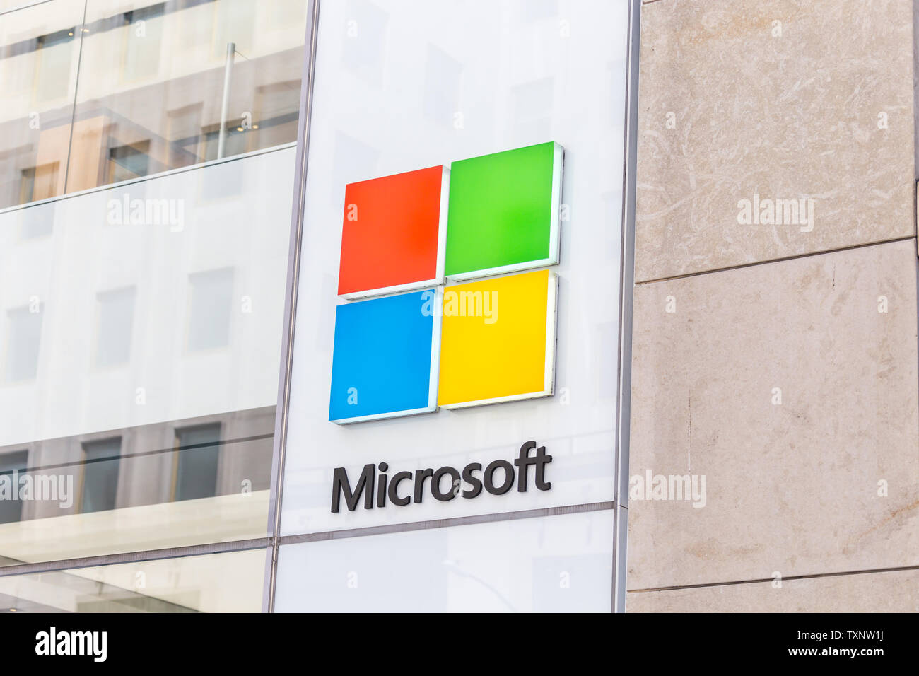 Operating systems hi-res stock photography and images - Alamy