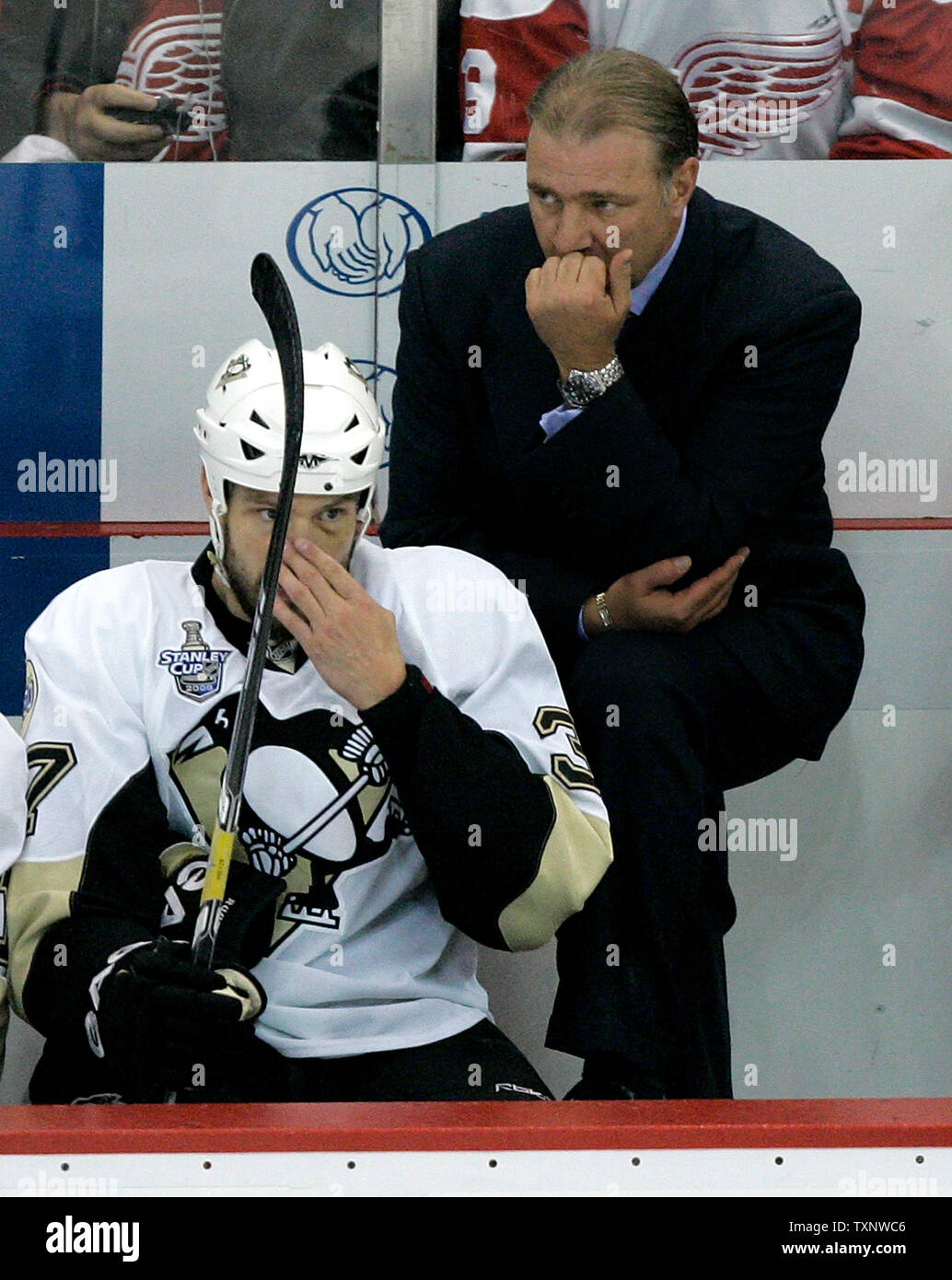 Pittsburgh Penguins coach Michael Therrien (R) and Jarkko Ruutu sit on ...