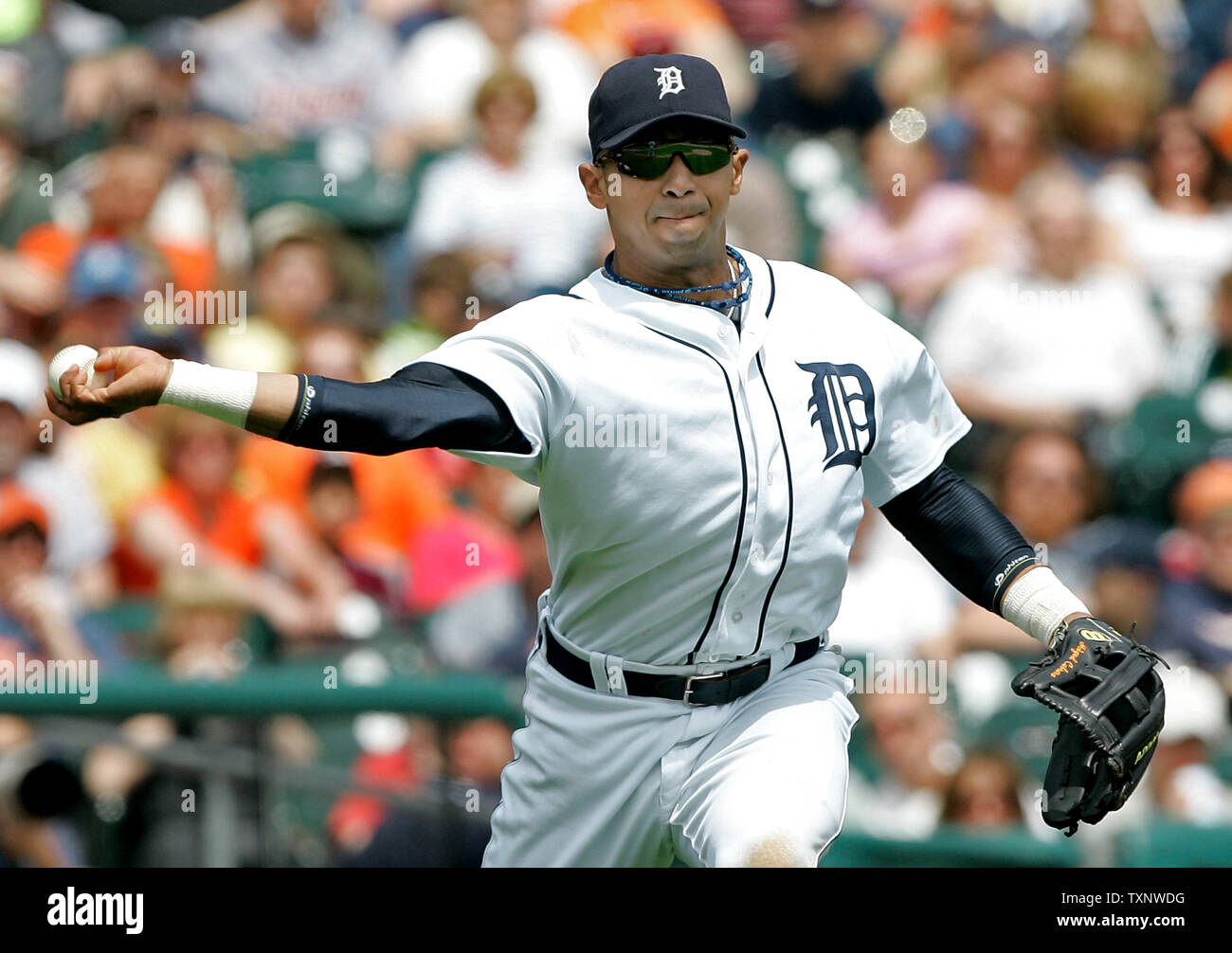 Detroit Tigers third baseman Carlos Guillen throws out Minnesota Twins ...