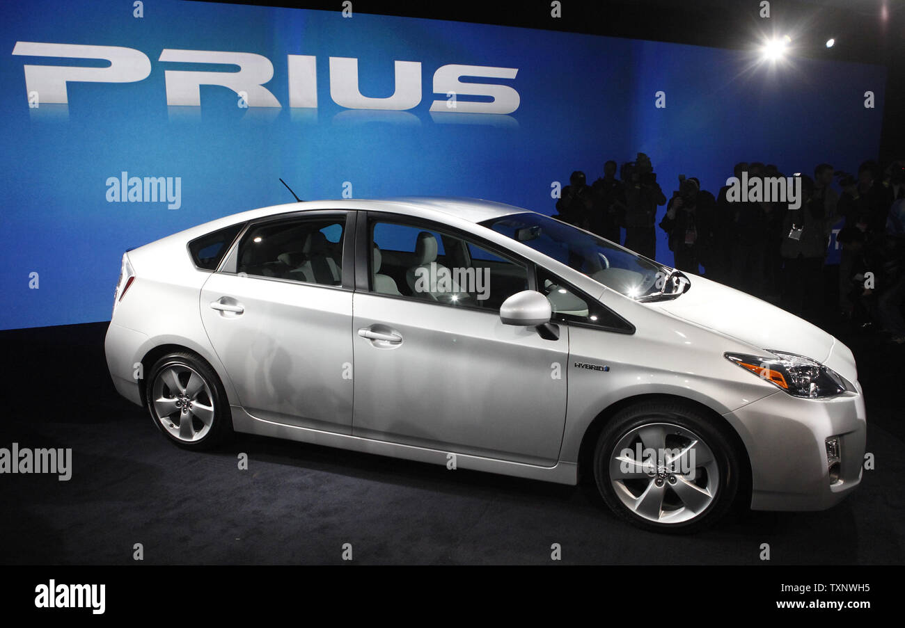 Toyota unveils the 2010 Prius at the North American International Auto ...