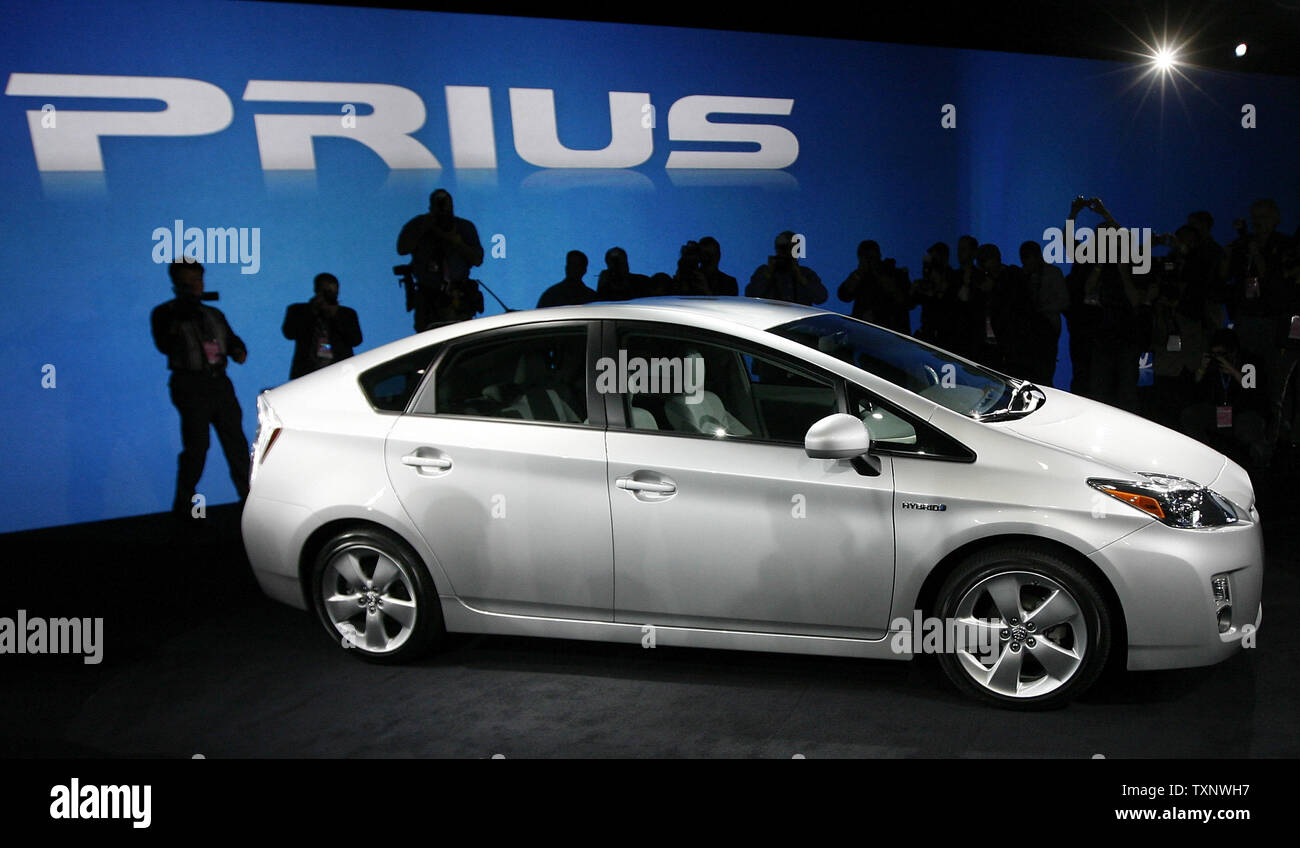 Toyota unveils the 2010 Prius at the North American International Auto ...
