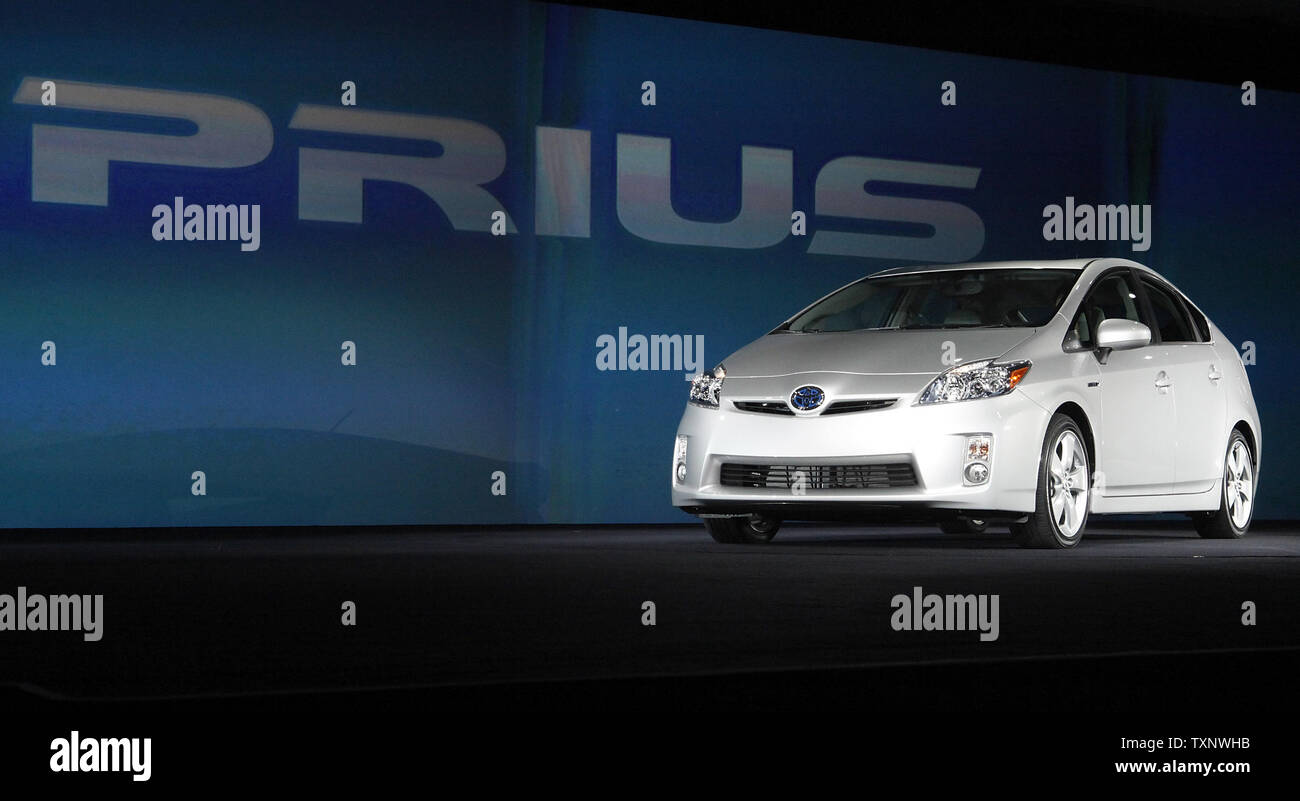 Toyota unveils the 2010 Prius at the North American International Auto ...