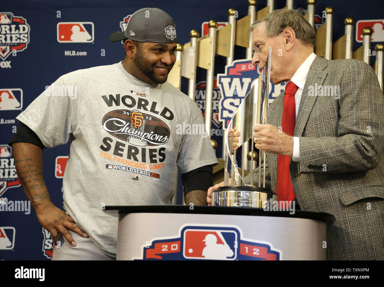 Baseball commissioner Bud Selig (R) presents San Francisco Giants third ...