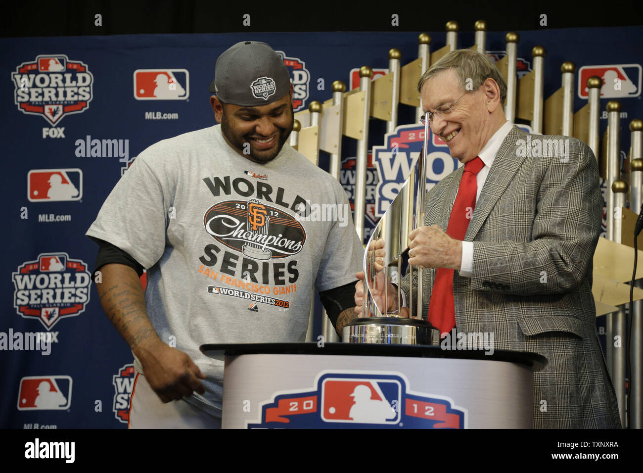 Baseball commissioner Bud Selig (R) presents San Francisco Giants third ...
