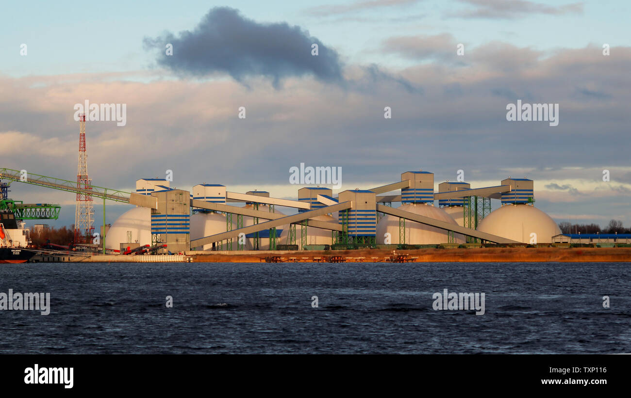 Oil terminals hi-res stock photography and images - Alamy