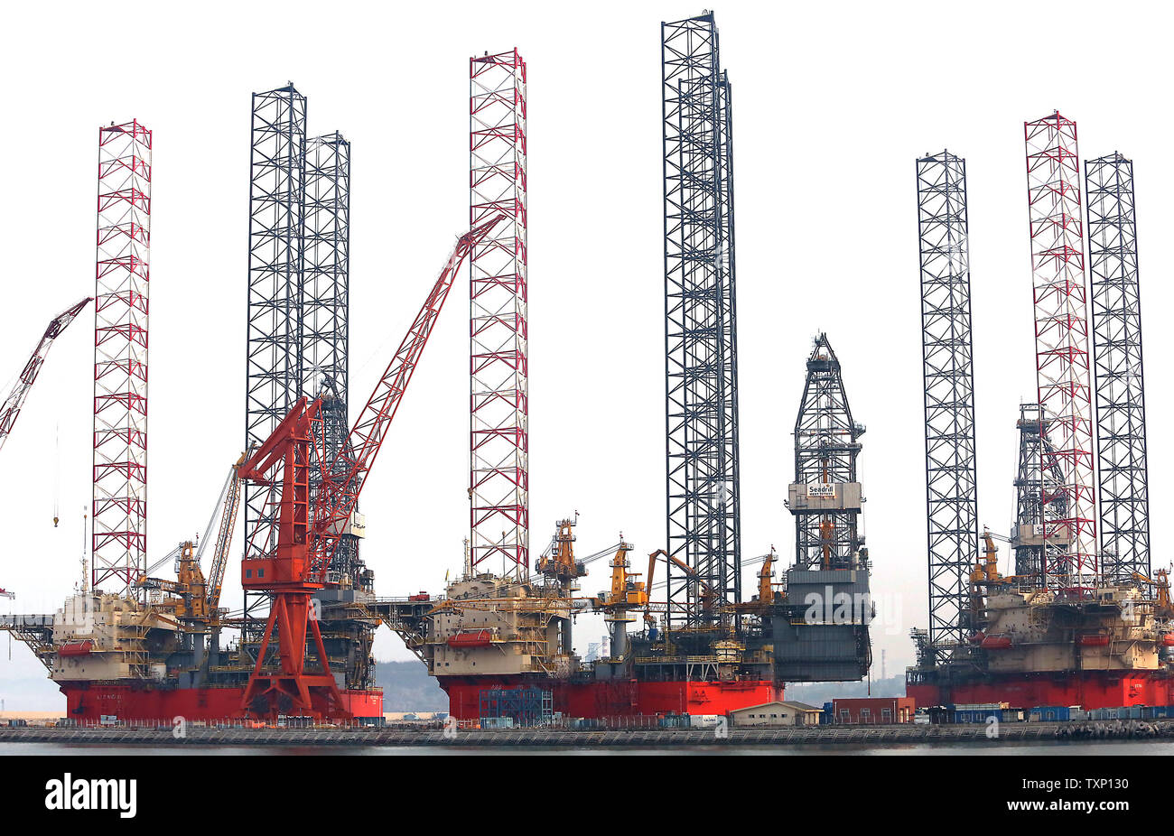 Two drilling rigs hi-res stock photography and images - Alamy