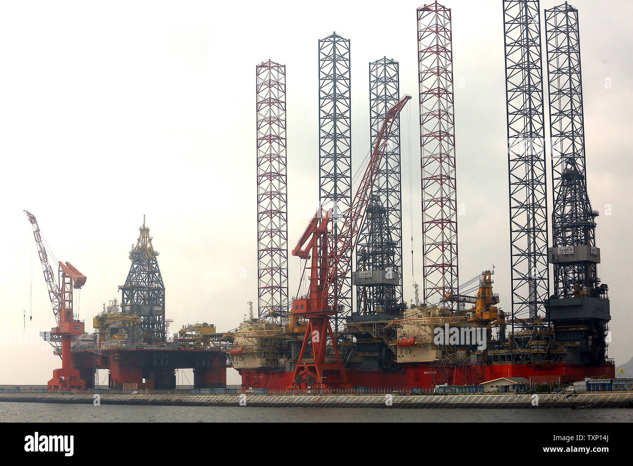 Gas rigs hi-res stock photography and images - Alamy