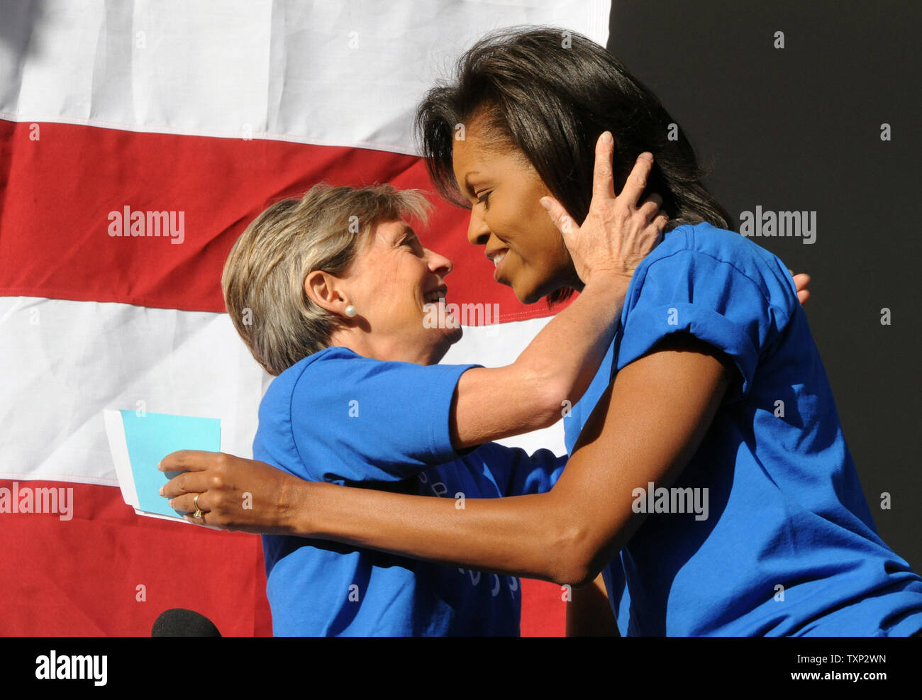 Michelle Obama (R), wife of presumptive Democratic presidential nominee ...