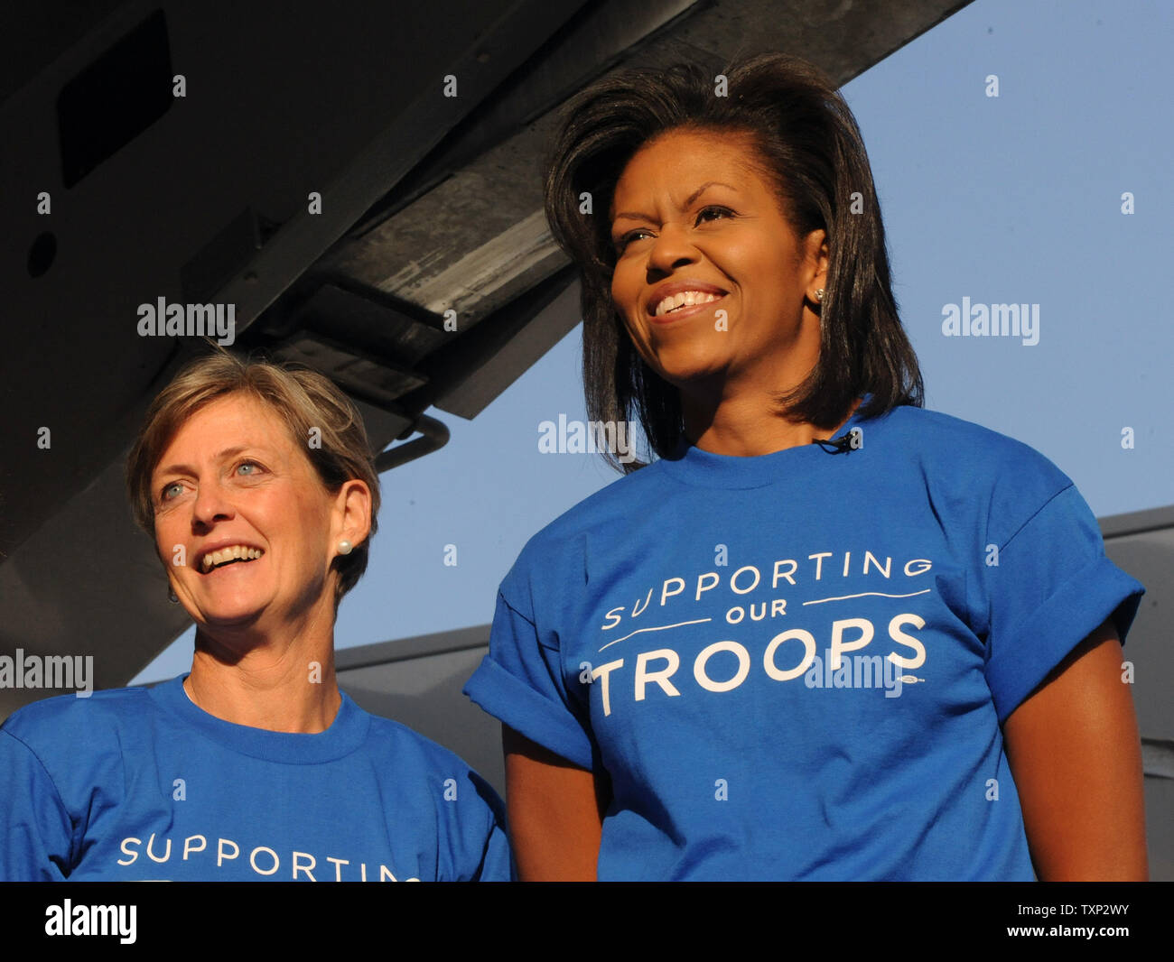 Michelle Obama (R), wife of presumptive Democratic presidential nominee ...