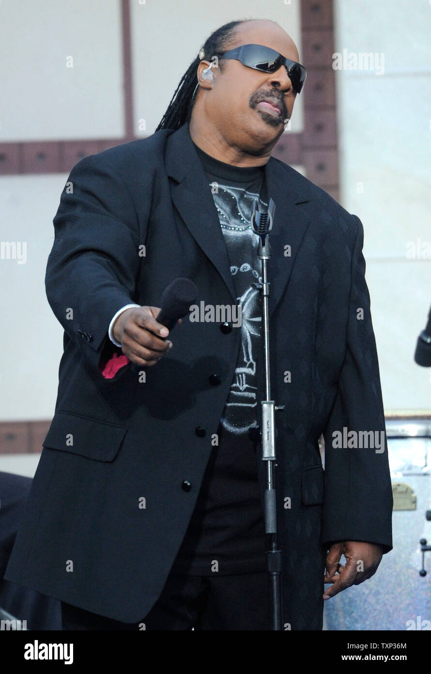 Singer and songwriter stevie wonder hi-res stock photography and images ...
