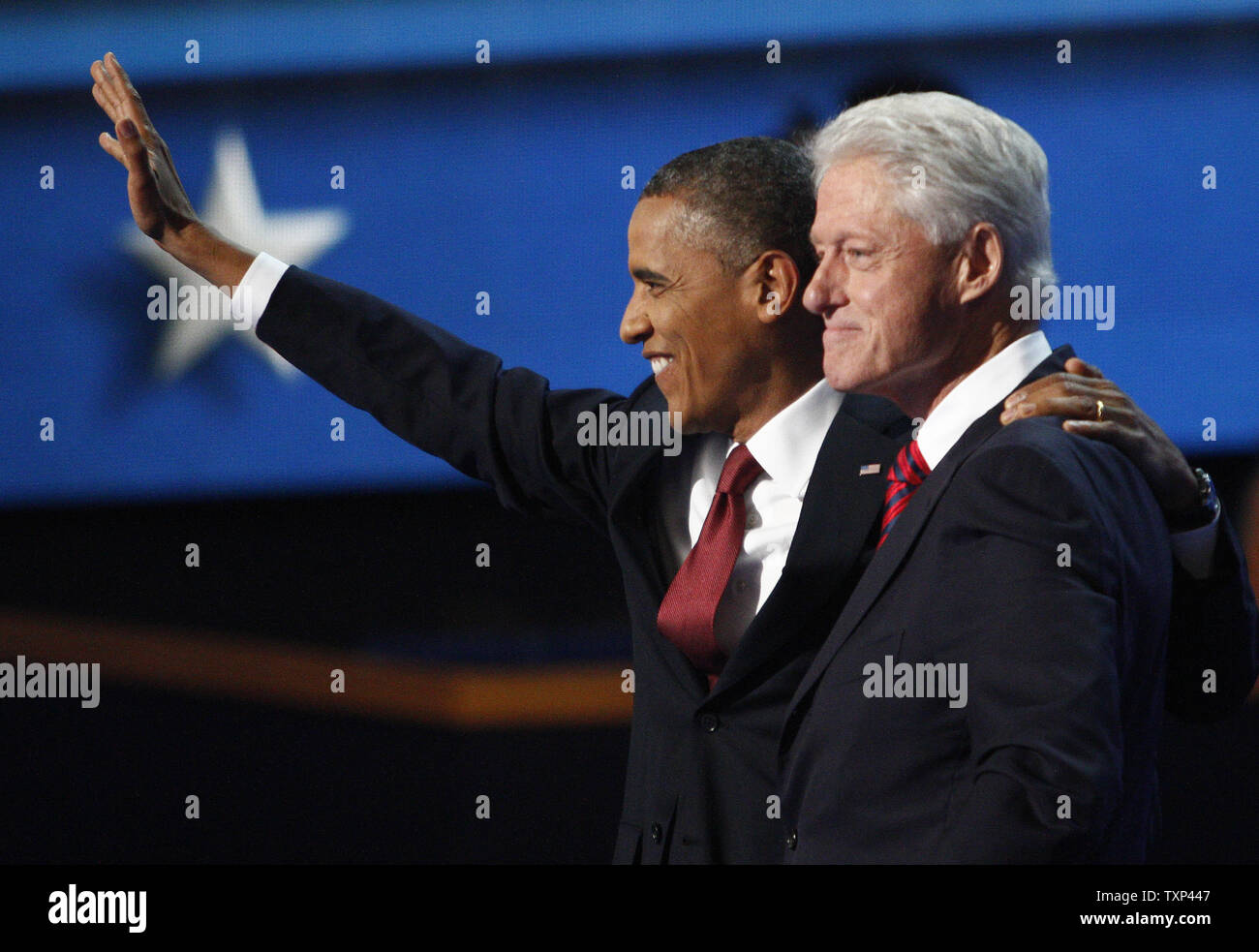 President Barack Obama puts his arm around former President Bill ...