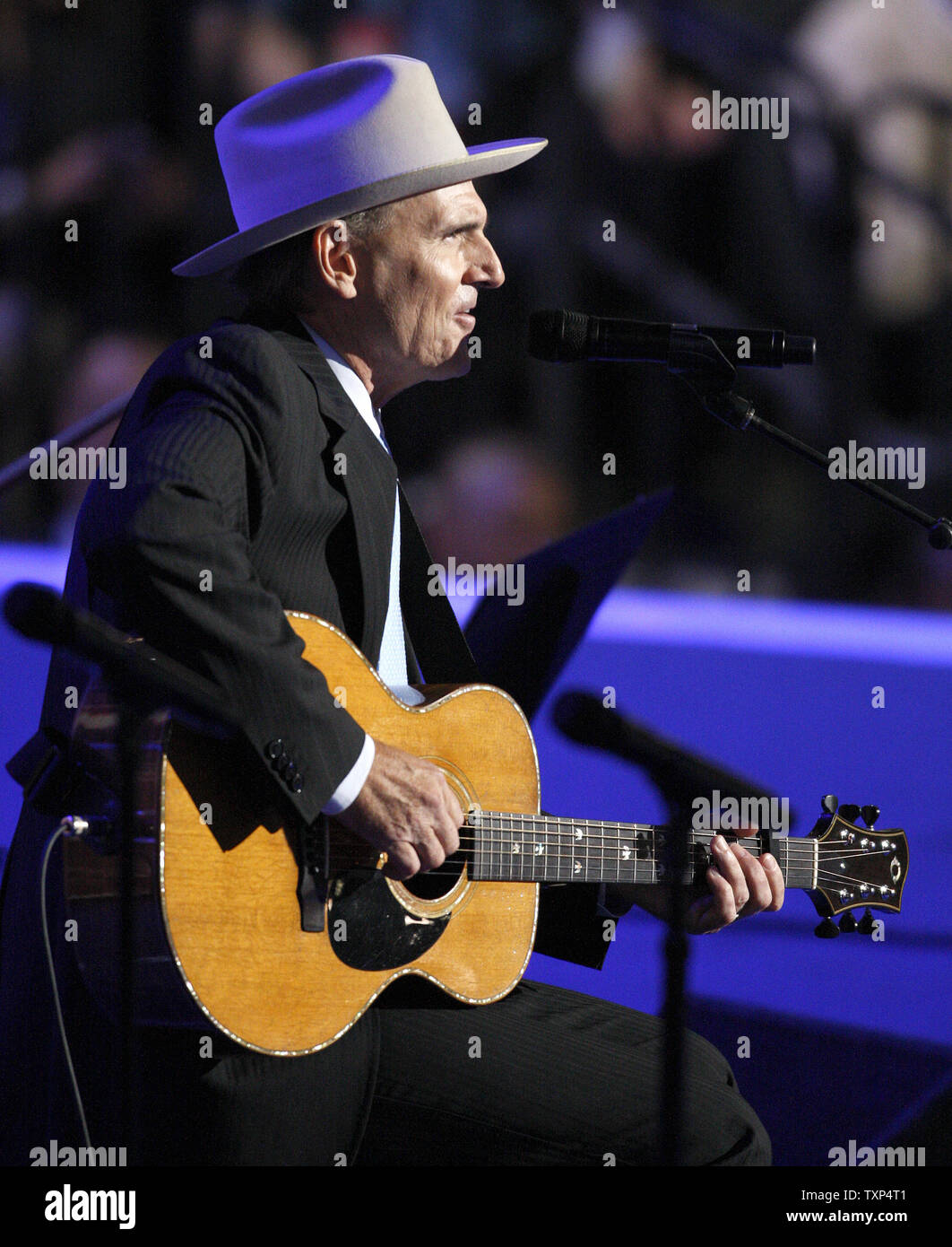 Singer james taylor hi-res stock photography and images - Alamy