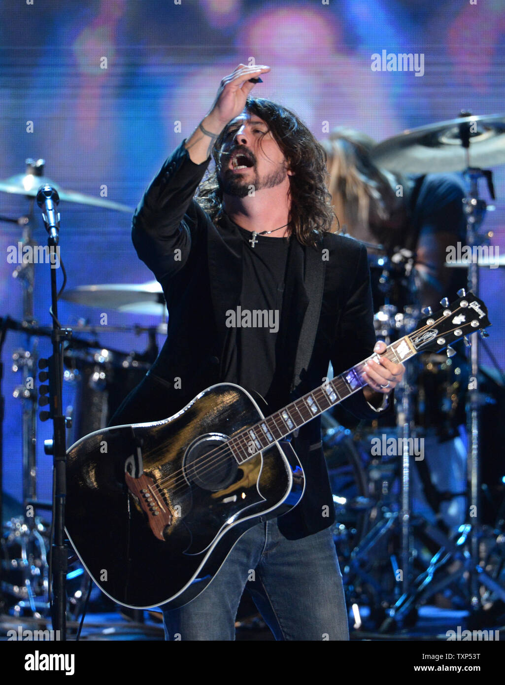 Dave grohl 2012 hi-res stock photography and images - Alamy