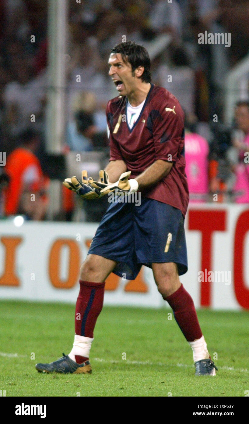 Gianluigi buffon 2006 italy hi-res stock photography and images - Alamy
