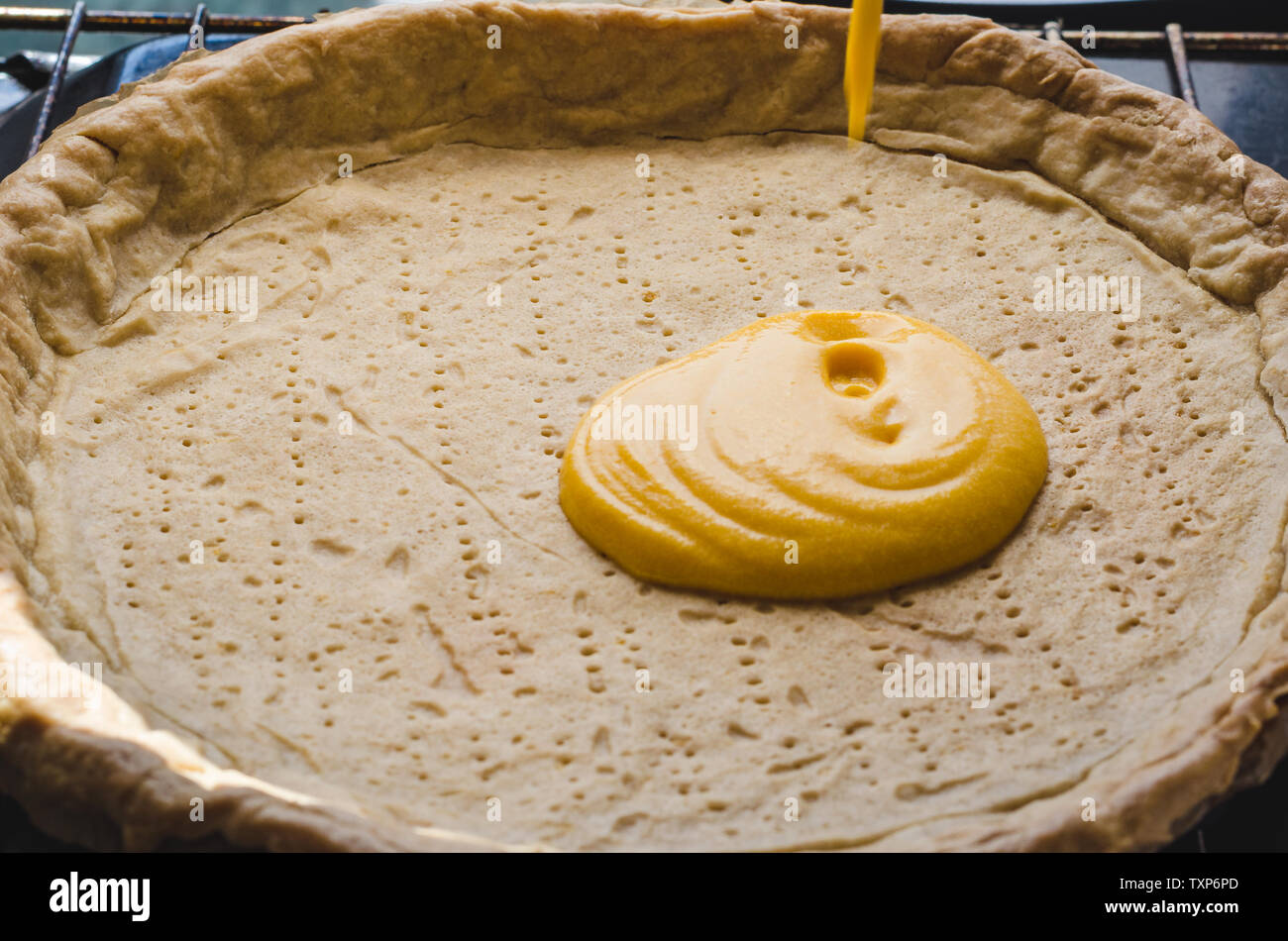 Pouring pumpkin pie filling Stock Photo - Alamy