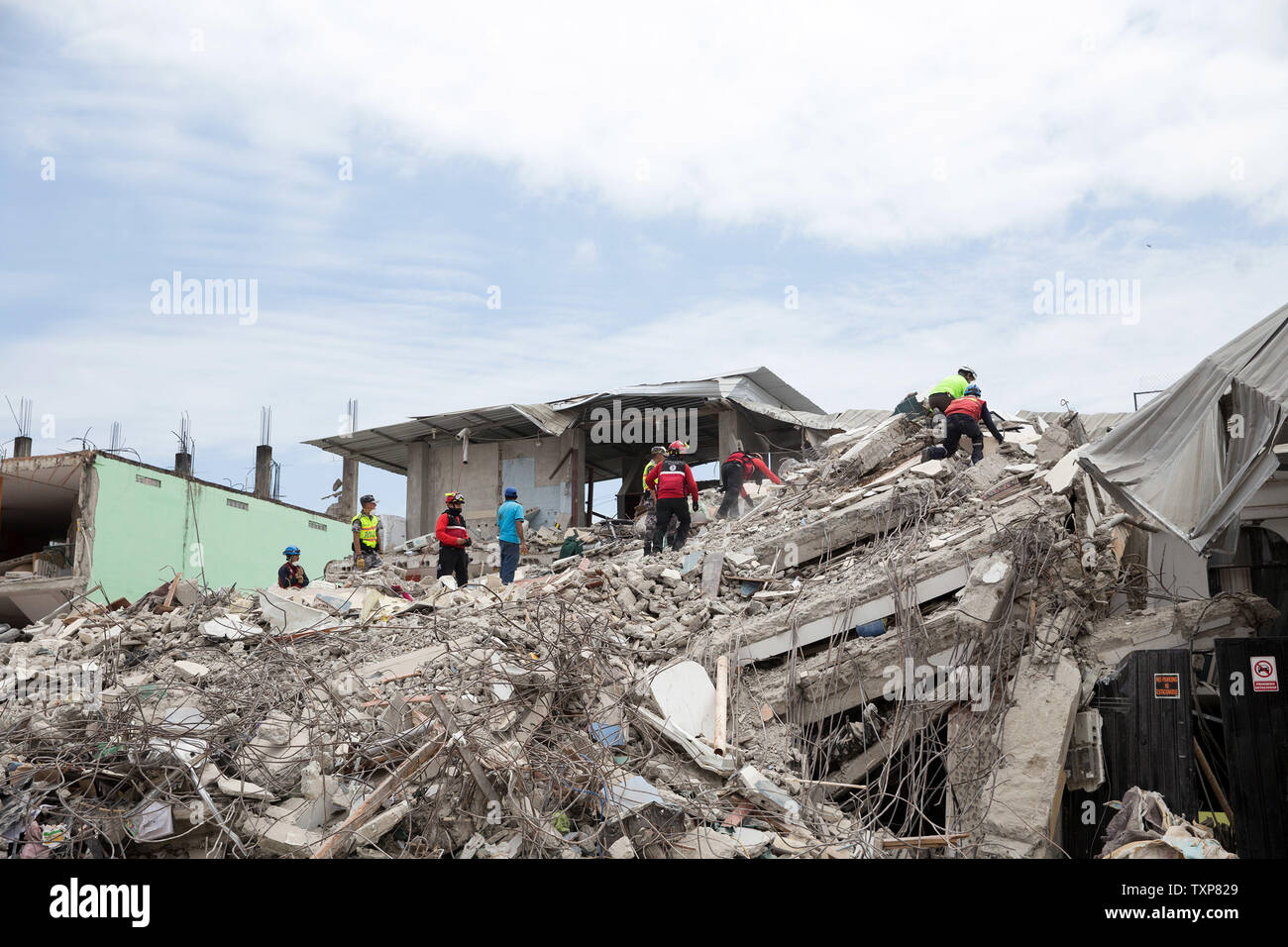 Rescue teams look for survivors of an earthquake in the Tarqui ...