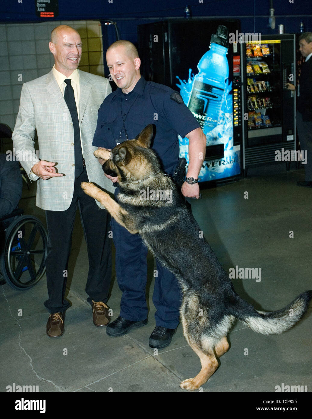 Mark Messier has a laugh with an Edmonton police officer with his ...