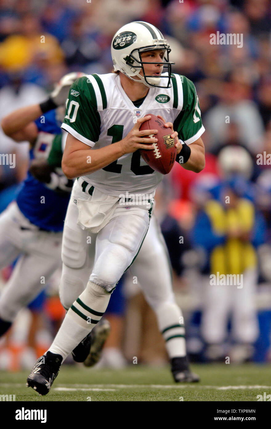 New York Jets quarterback Chad Pennington sets up to pass against the ...